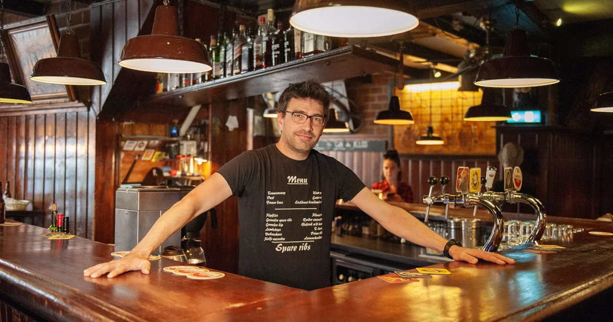 Slayer in loungevorm tijdens de spareribs | Sena Magazine